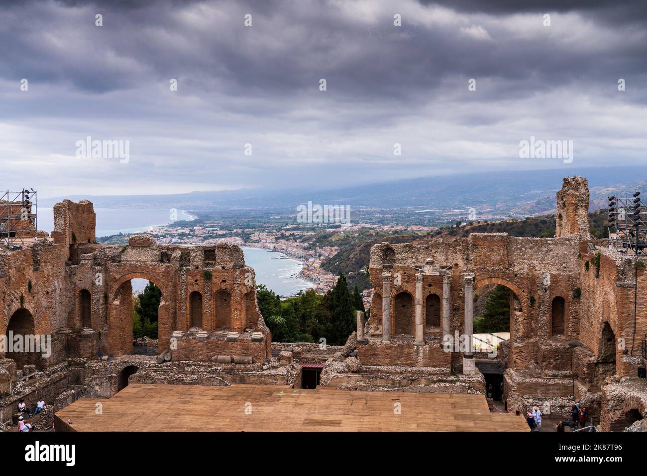 Taormina sicily teatro greco hi-res stock photography and images - Alamy