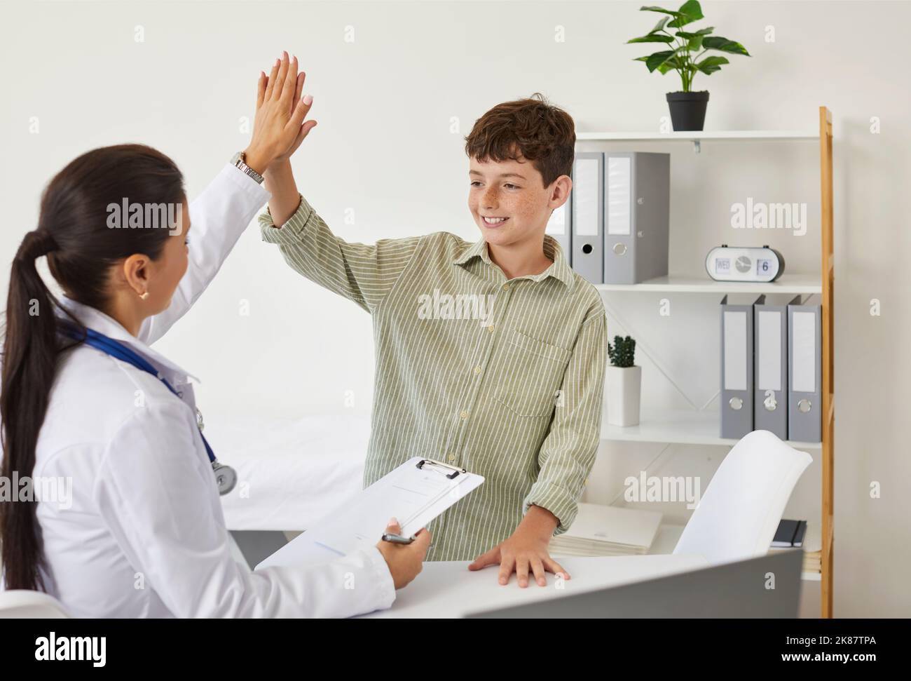 Child high five nurse hi-res stock photography and images - Alamy