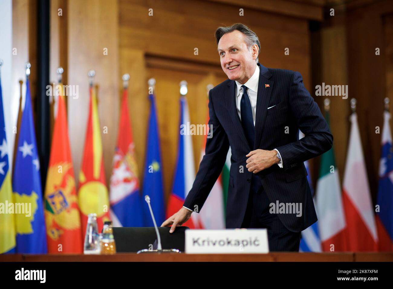 Politik politics portaet portrait portrait head headshot smile hi-res ...