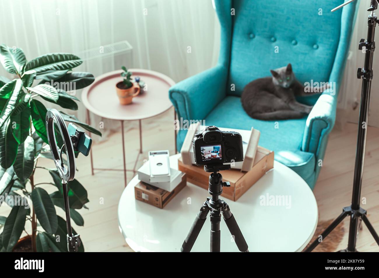 Unpacking screen hi-res stock photography and images - Alamy