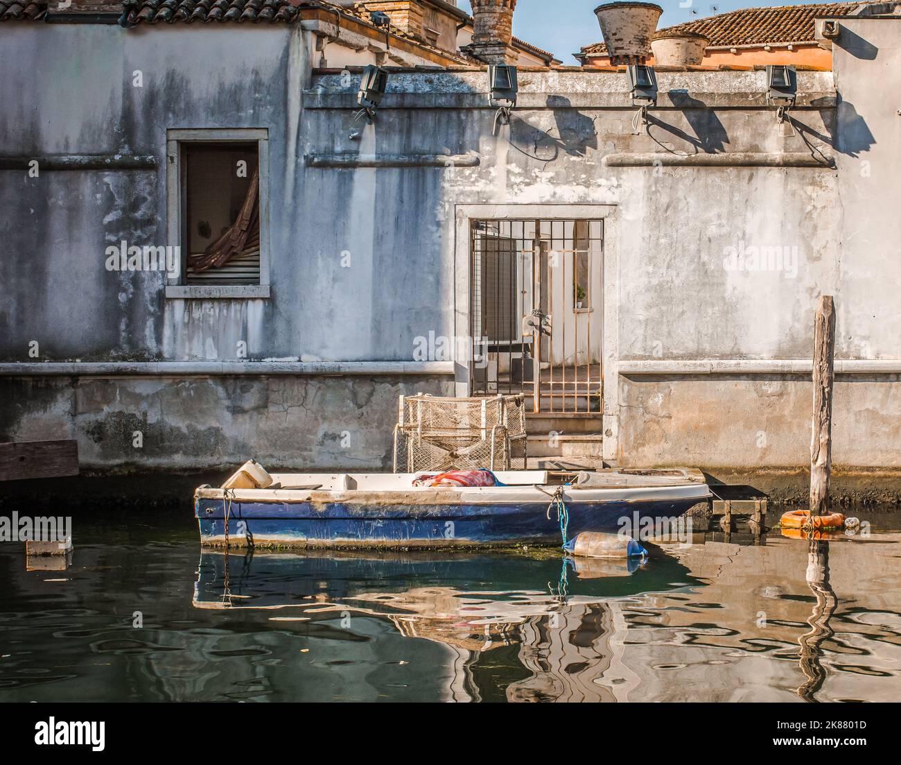 Building exterior at canal hi-res stock photography and images - Alamy