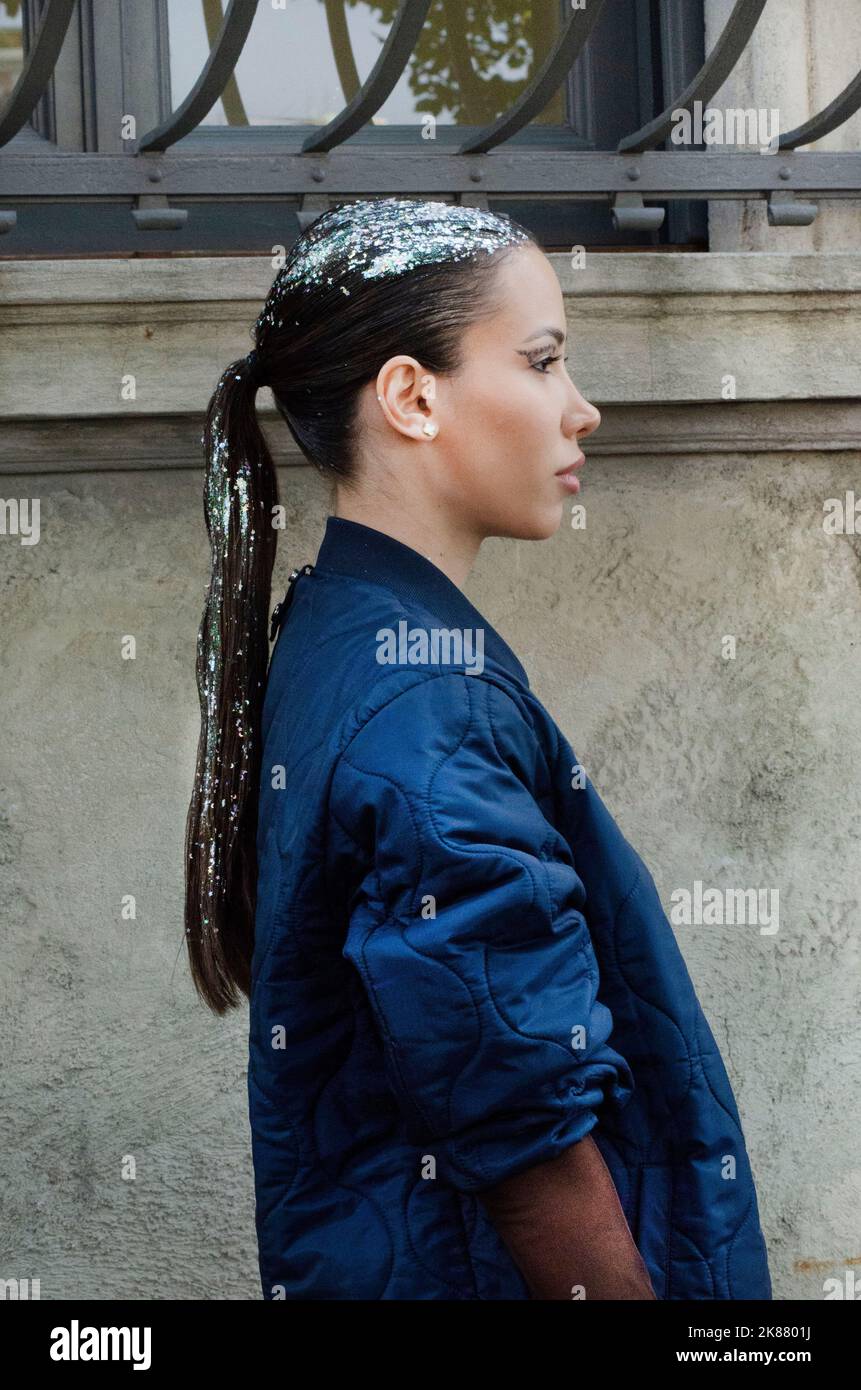Girl with glitter in her hair at fashion week Stock Photo - Alamy