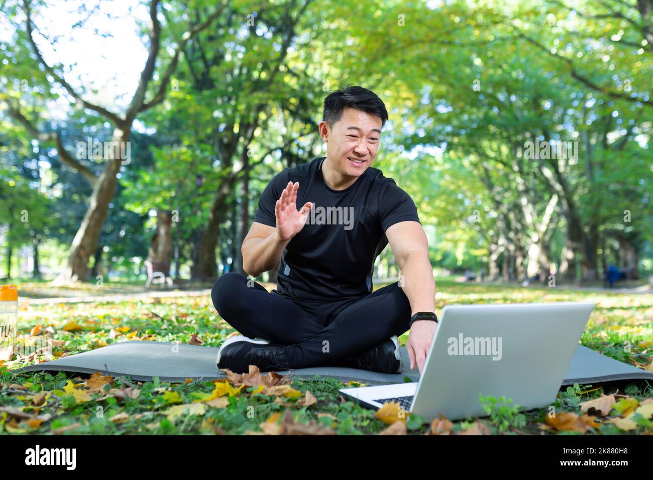 Students greeting there teacher asian hi-res stock photography and ...