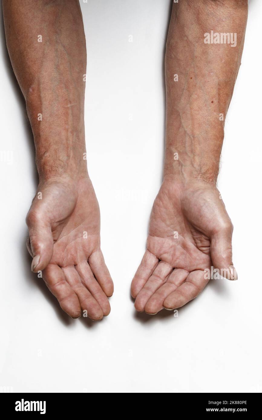 Close up on wrinkled hands hi-res stock photography and images - Alamy