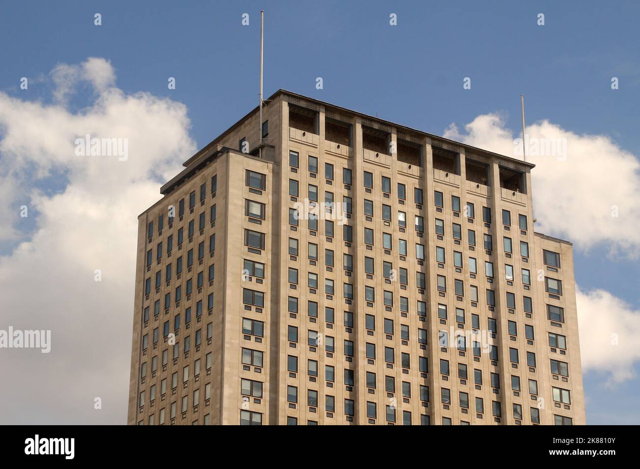 Office building and sky hi-res stock photography and images - Alamy
