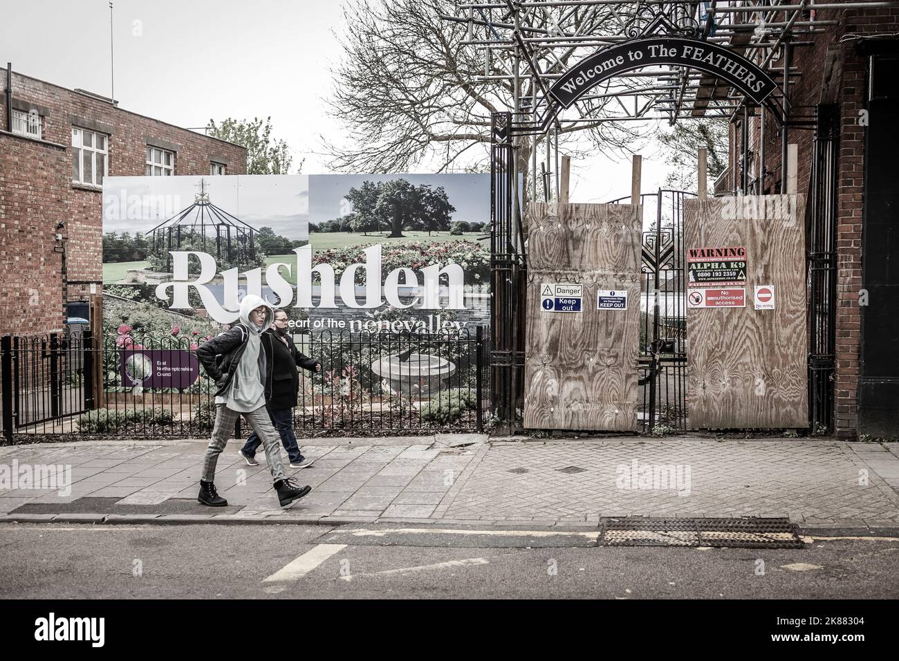 Boarded Up Shops next to Welcome to Rushden Sign Stock Photo - Alamy