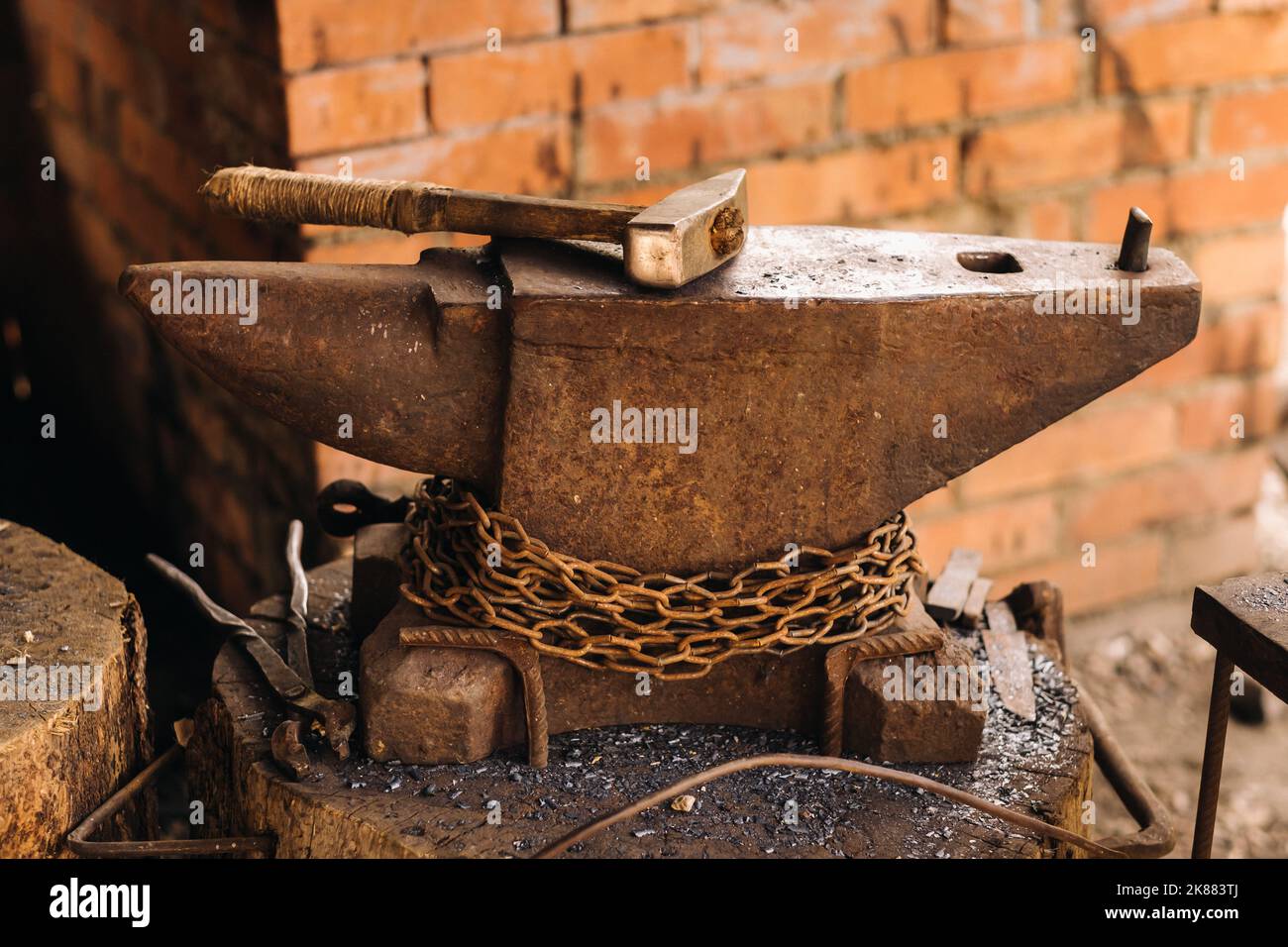 Old anvil hi-res stock photography and images - Alamy