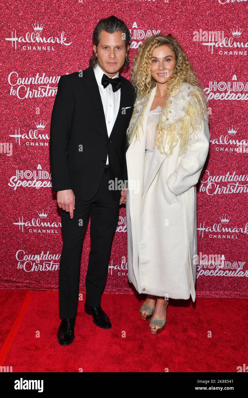 Brandon Robert Young and Clare Bowen Stock Photo - Alamy