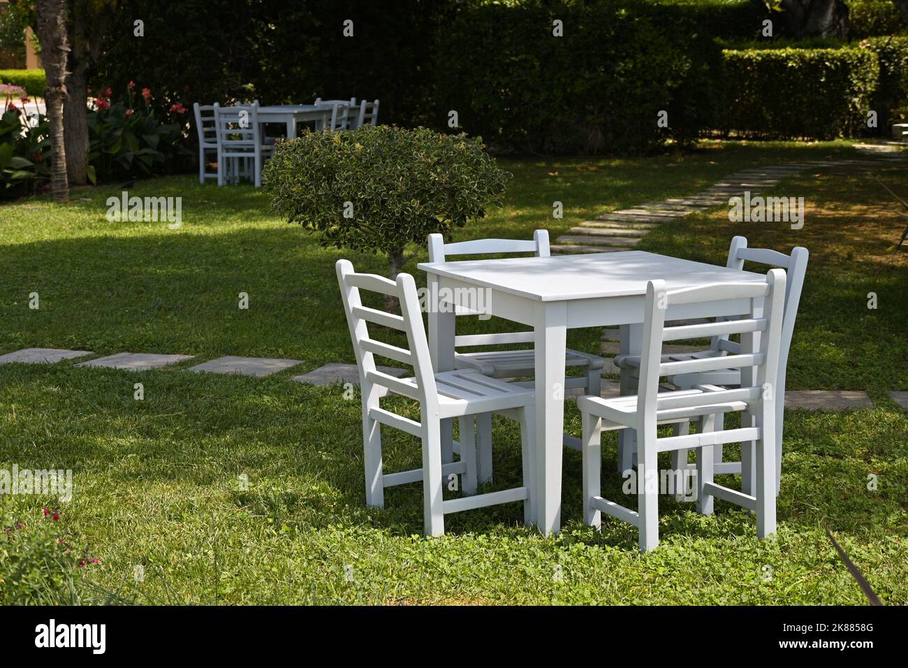 Restaurant table in a garden hi-res stock photography and images - Alamy