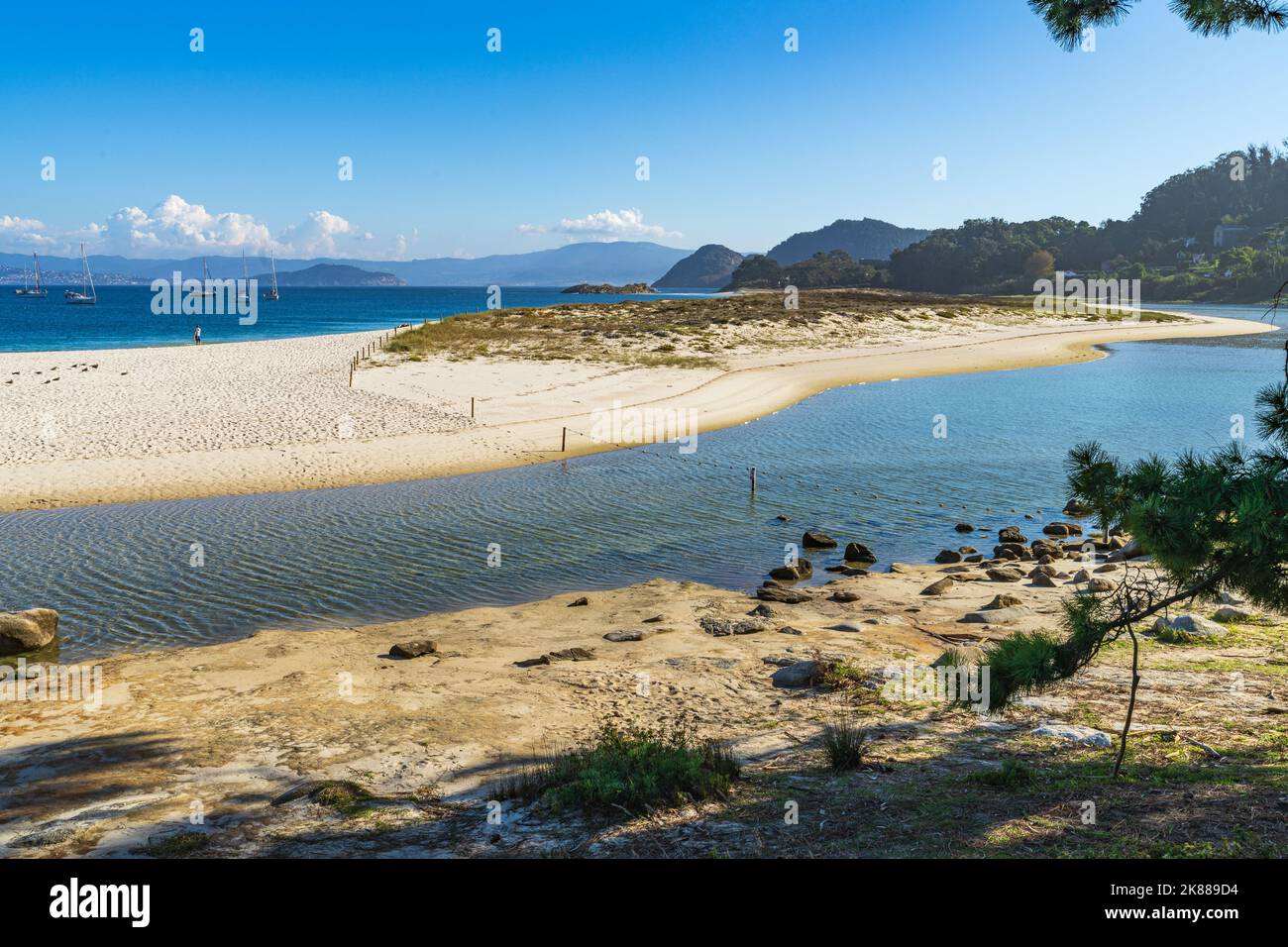 Beautiful Rodas beach in Cies Islands National Park in Vigo, Galicia ...
