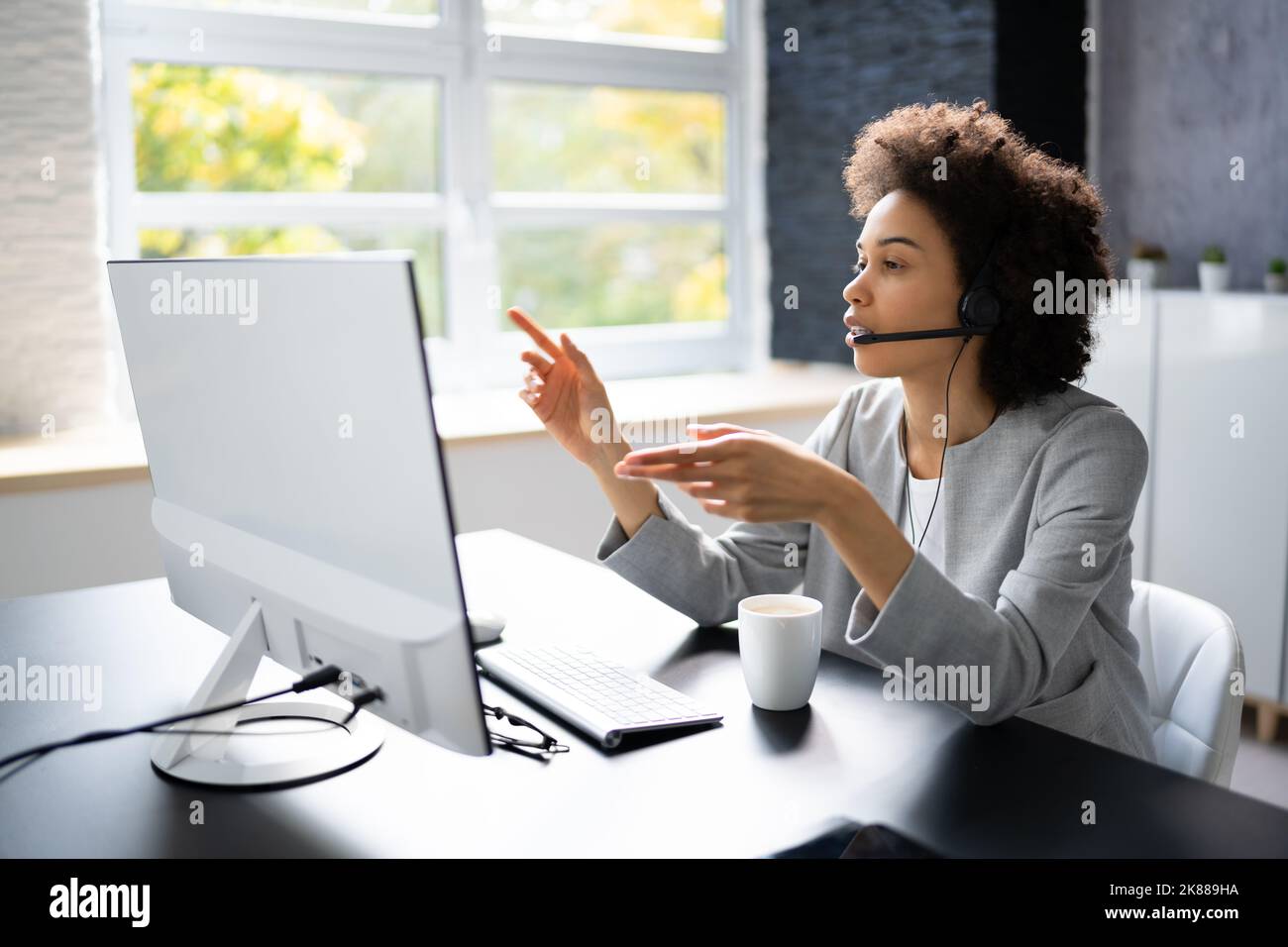 Black business woman using headphone hi-res stock photography and ...