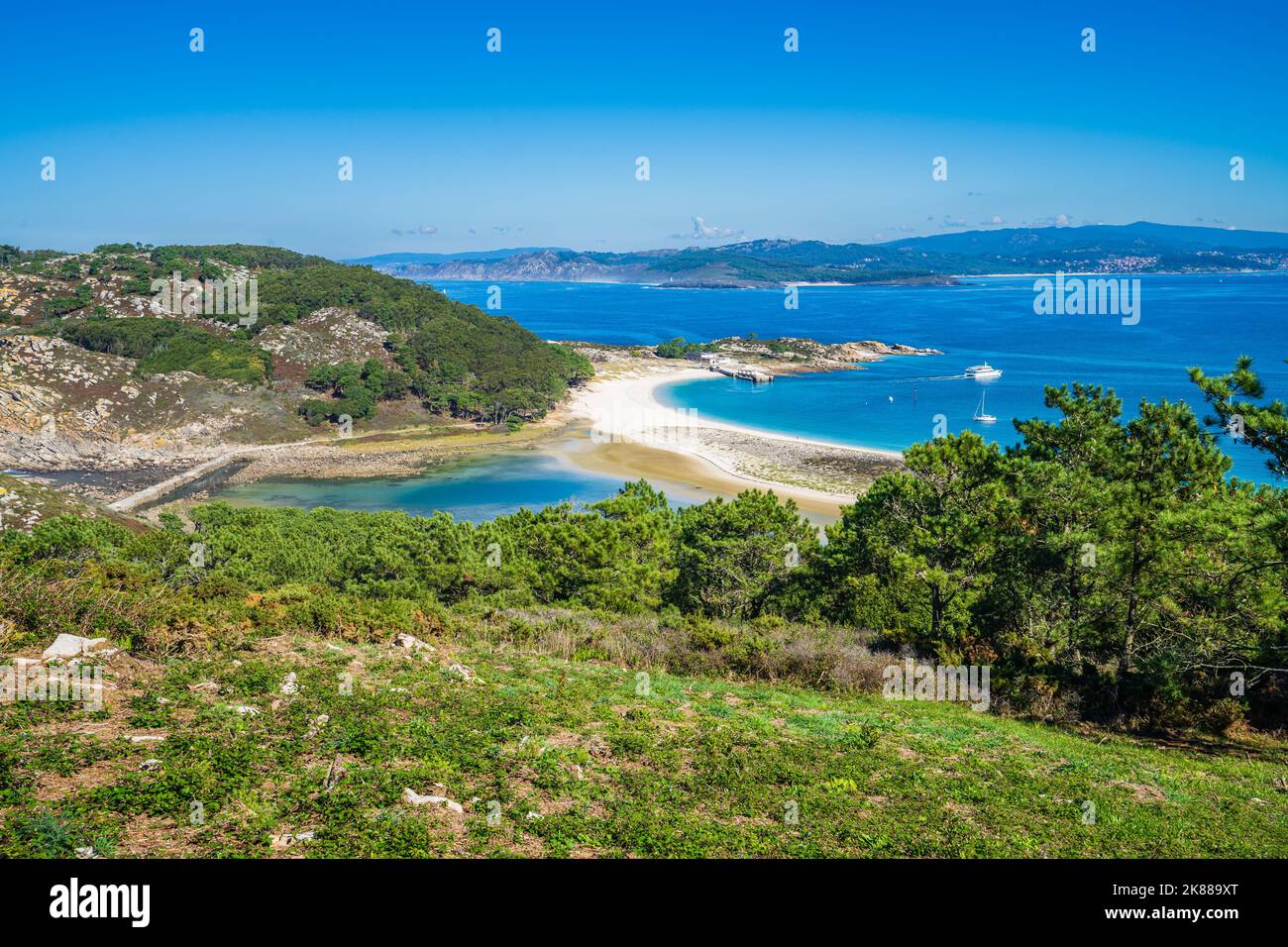View of the Cies Islands with the beautiful beach of Rodas, in Galicia ...