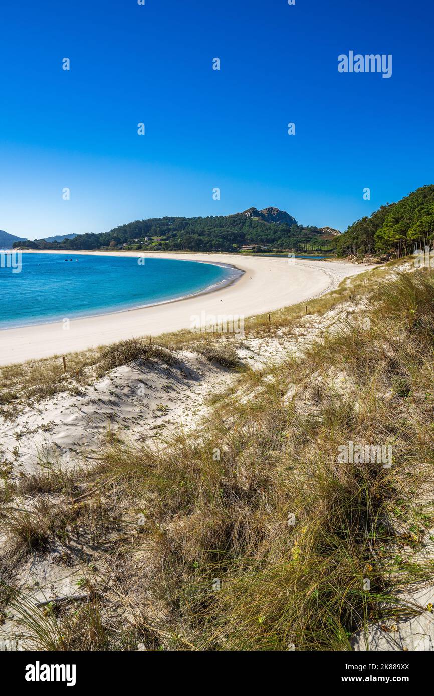 Beautiful Rodas beach in Cies Islands National Park in Vigo, Galicia ...