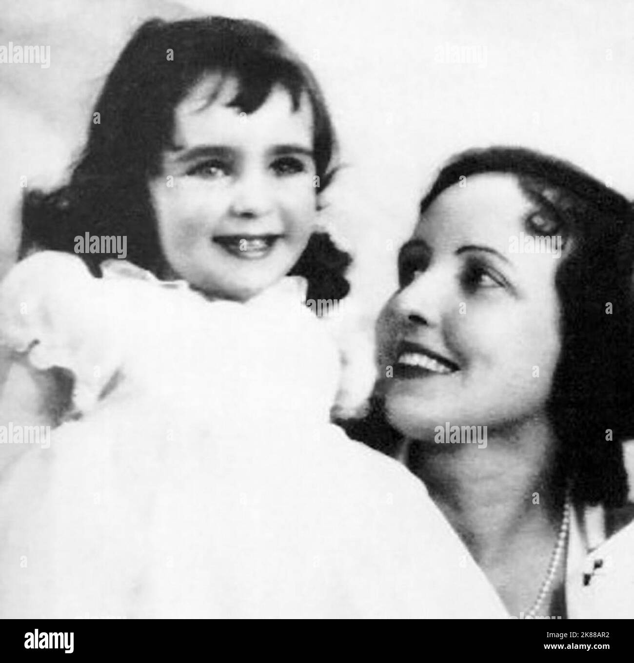Elizabeth Taylor & Sara Viola Warmbrodt Actress With Mother 01 April ...