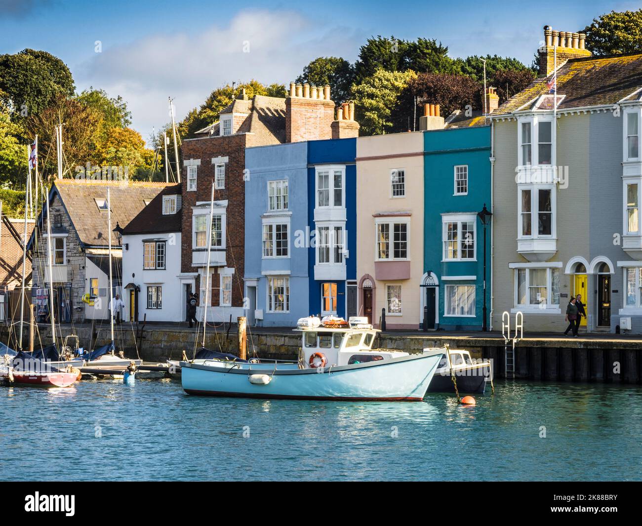 Colourful houses harbour boats hi-res stock photography and images - Alamy
