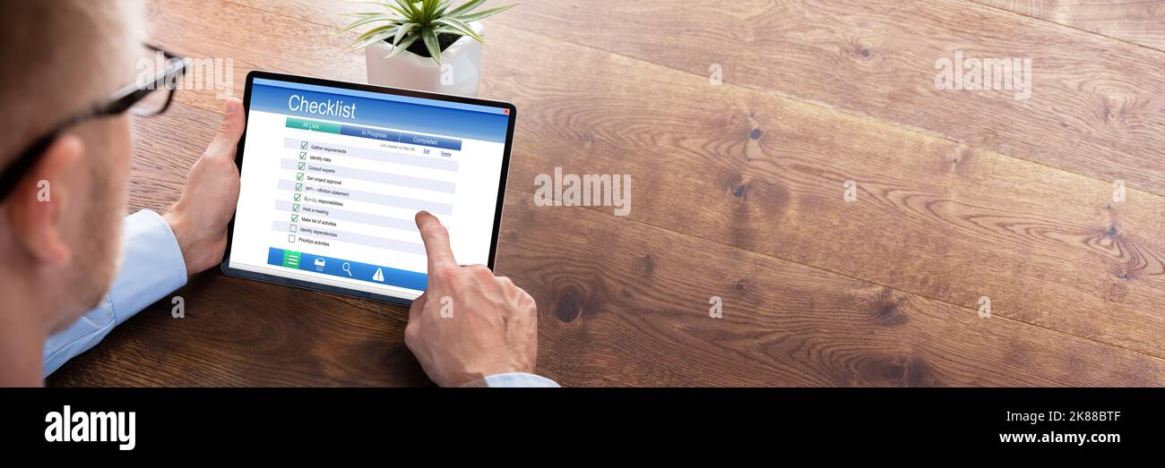 Data tablet checklist hi-res stock photography and images - Alamy