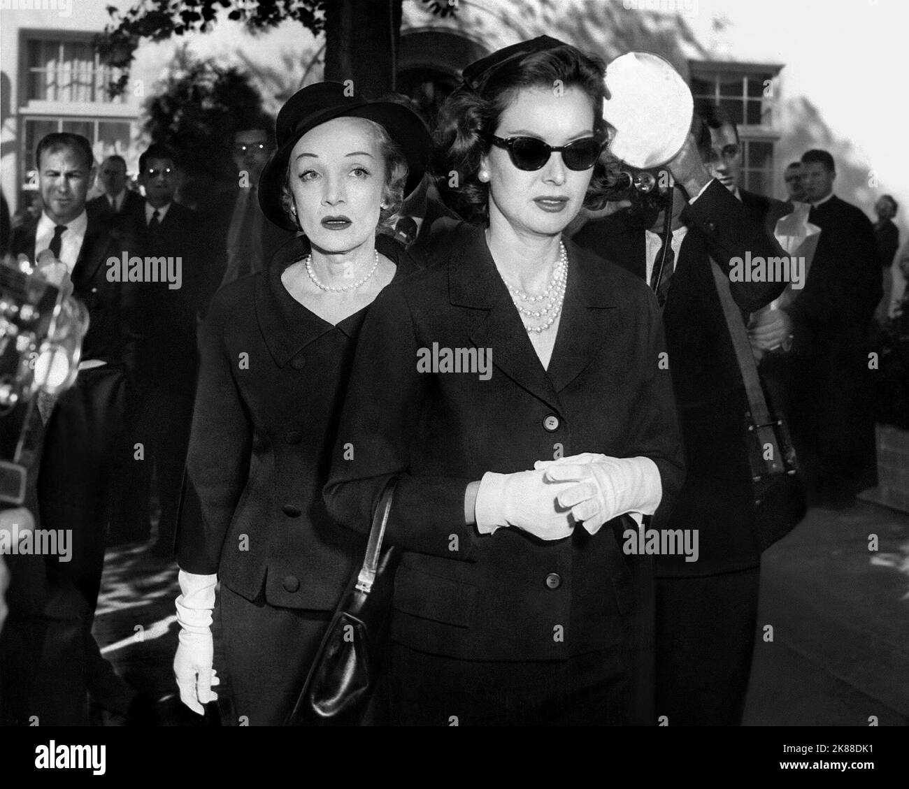 Marlene Dietrich & Joan Bennett Actress Am 18.01.1957 Bei Der ...