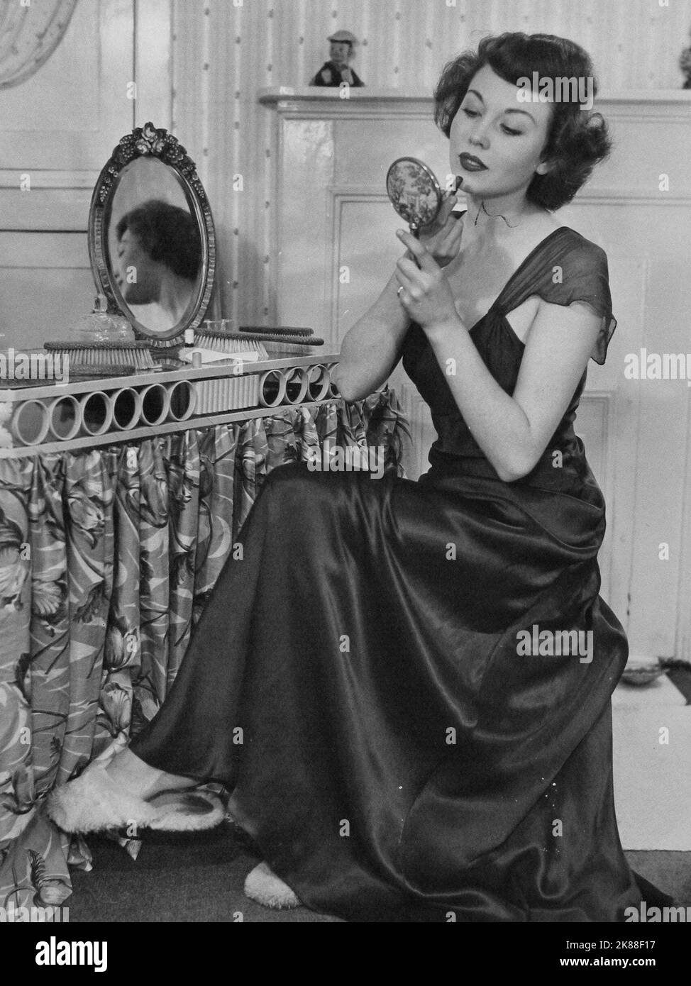 Hazel Court Actress Putting On Lipstick 01 May 1947 **WARNING** This ...