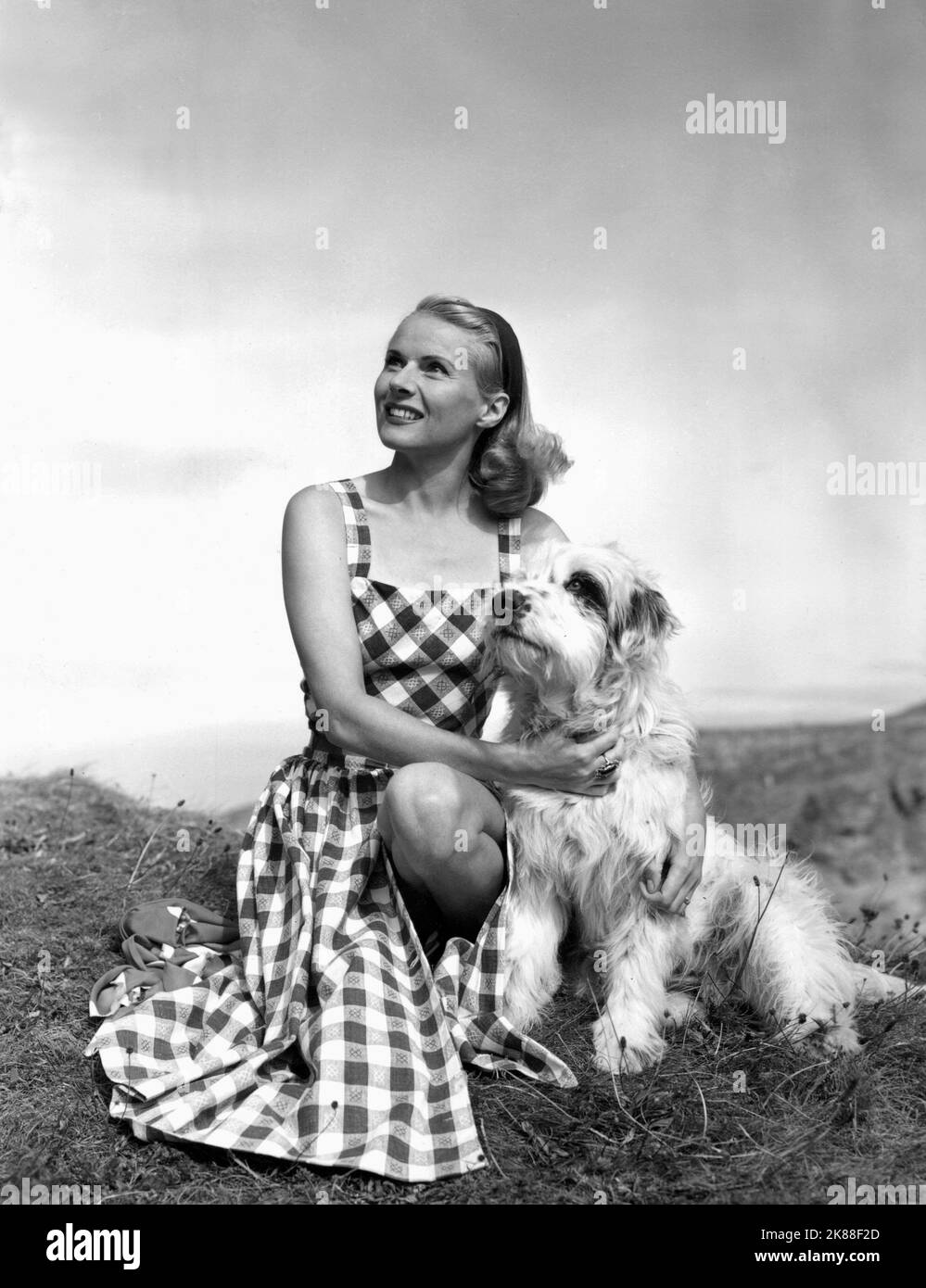 Ann Todd & Dog Actress 01 May 1948 **WARNING** This Photograph is for ...
