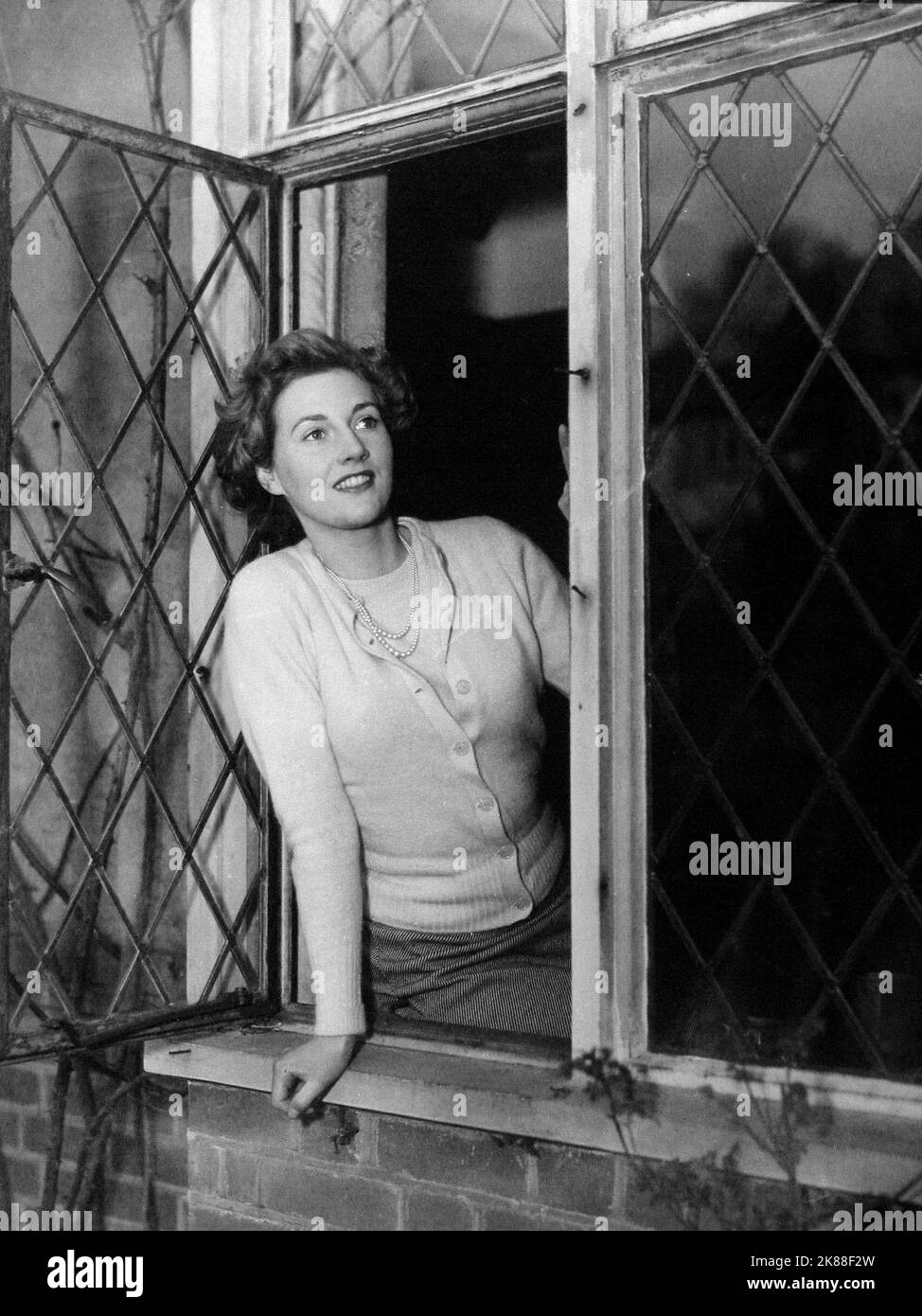 Rona Anderson Actress Looks Out Of Window 01 May 1949 **WARNING** This ...