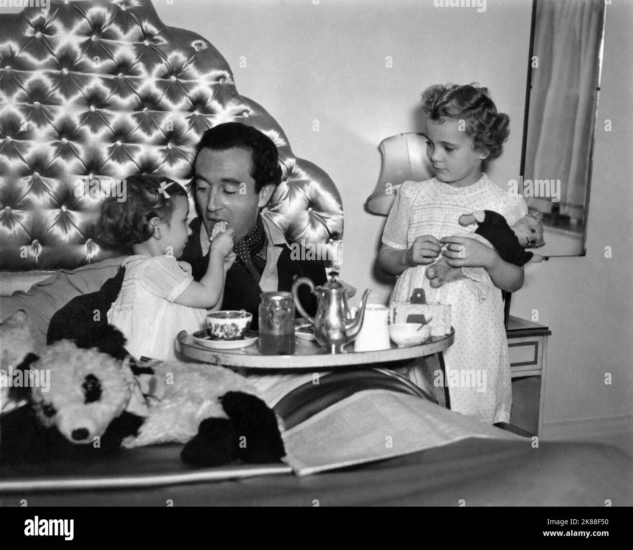 Dennis Price & Children Actor 01 May 1947 **WARNING** This Photograph ...