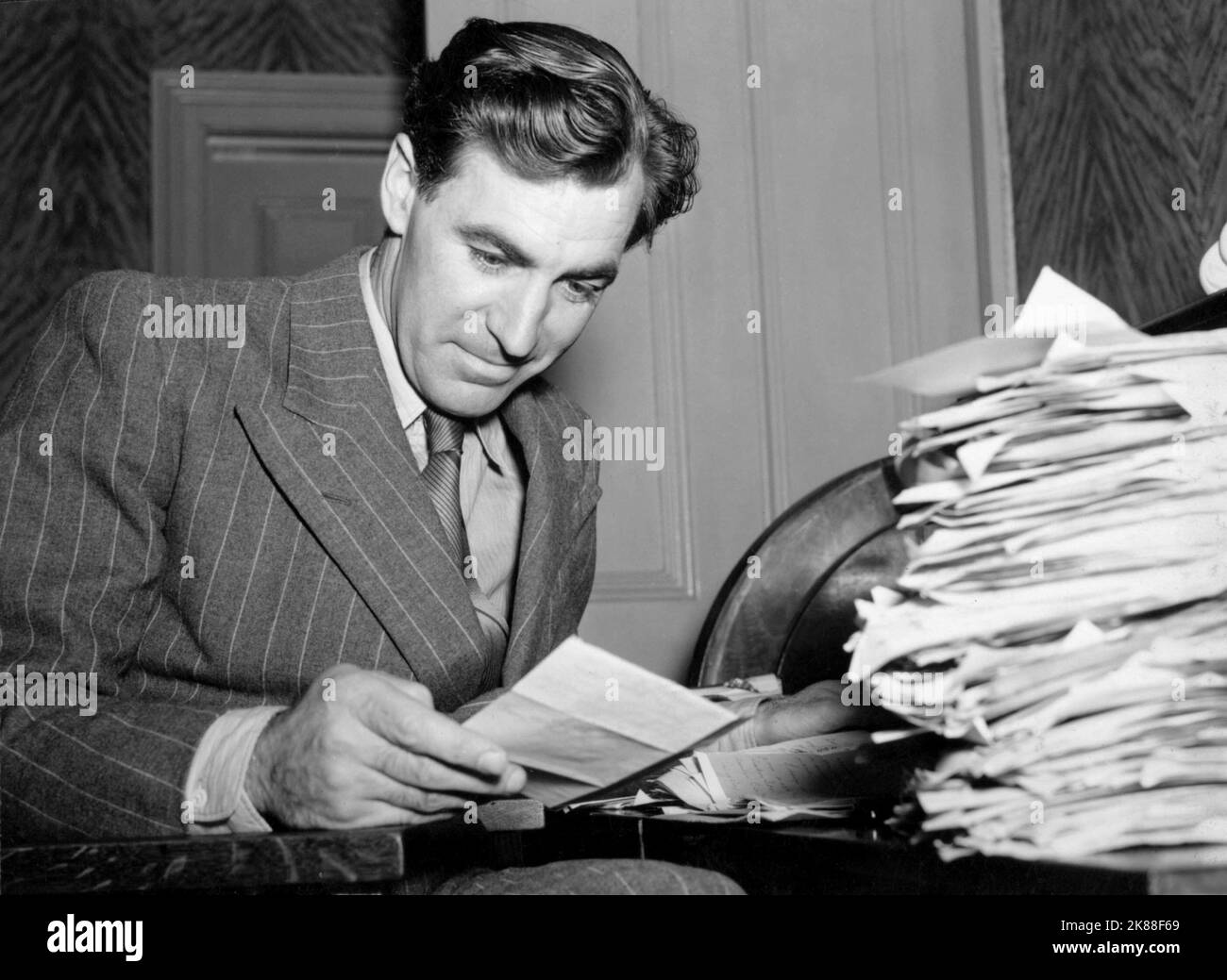 David Farrer Actor 01 May 1948 **WARNING** This Photograph is for ...