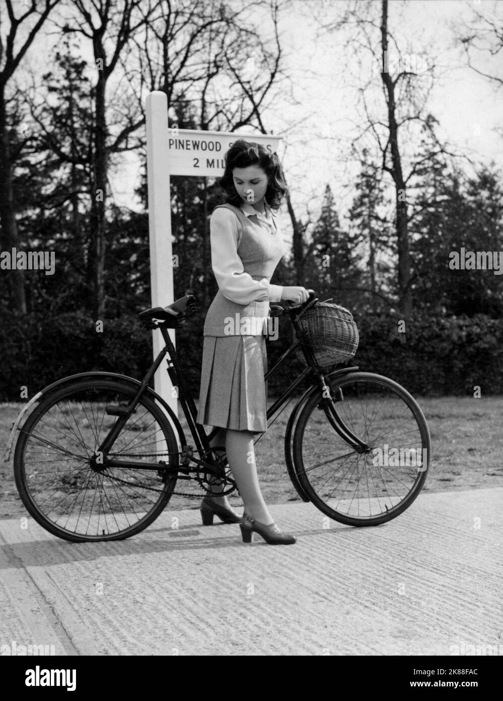Jean Simmons Actress Pinewood Sign 01 May 1947 **WARNING** This ...