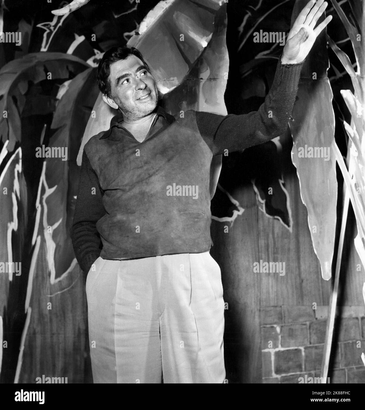 Robert Newton Actor 01 May 1949 **WARNING** This Photograph is for ...