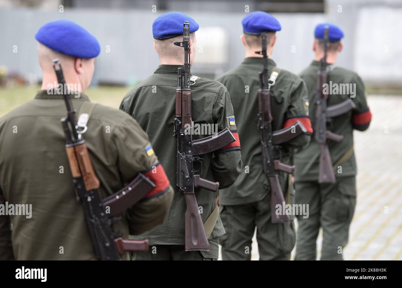 Soldiers with assault rifles AK. Ukrainian soldiers Stock Photo - Alamy