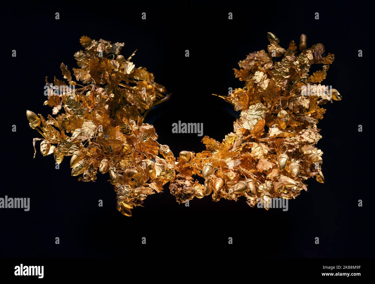 The grave crown of Kind Philip II of Macedon, Museum of the Royal Tombs ...