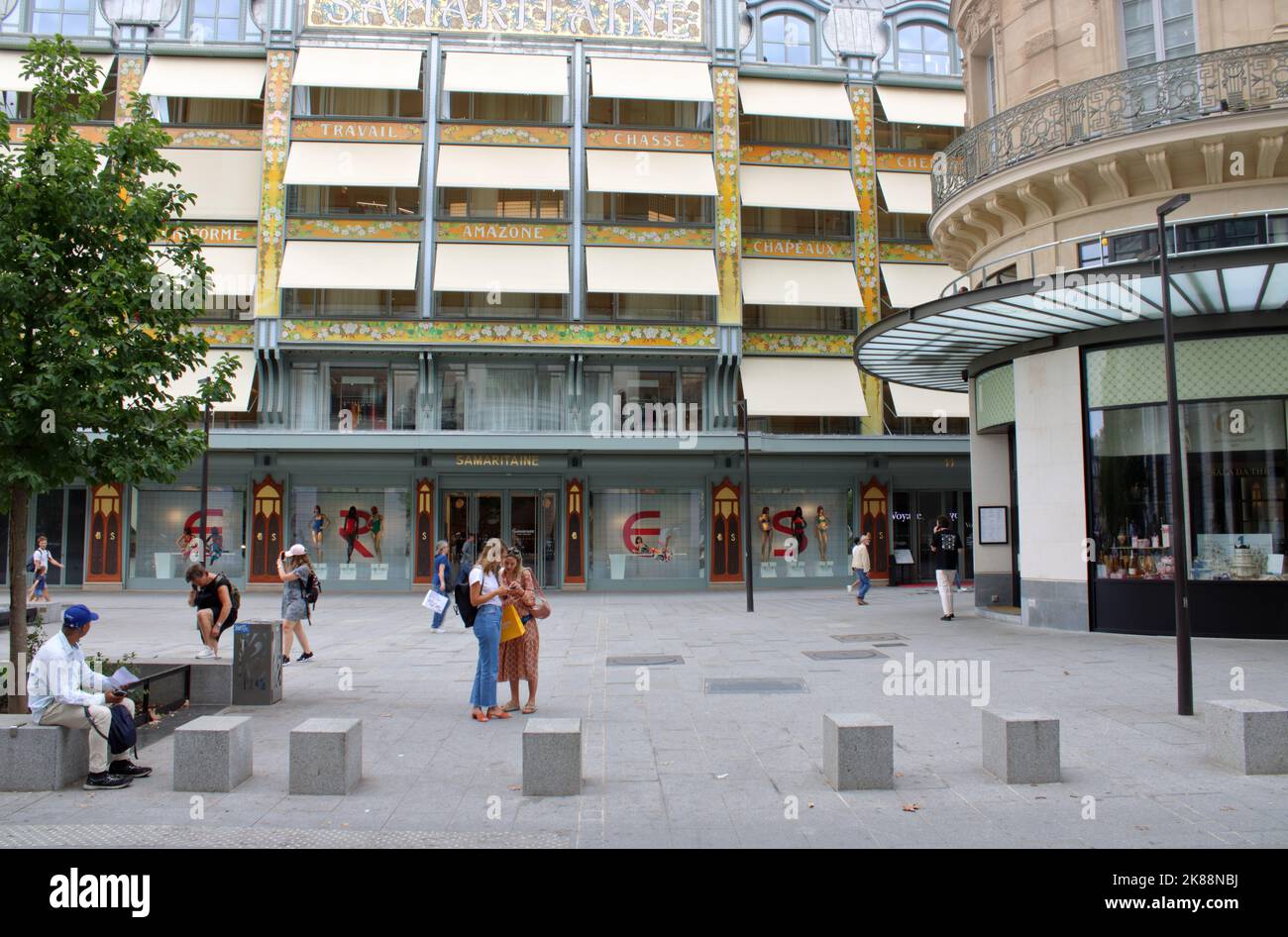 View of the famous Samaritaine department store and 19th century ...