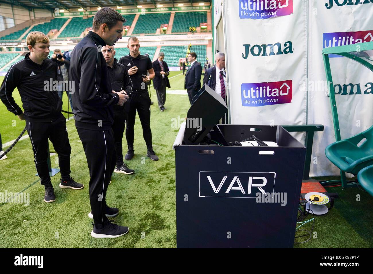 Kevin clancy referee hi-res stock photography and images - Alamy