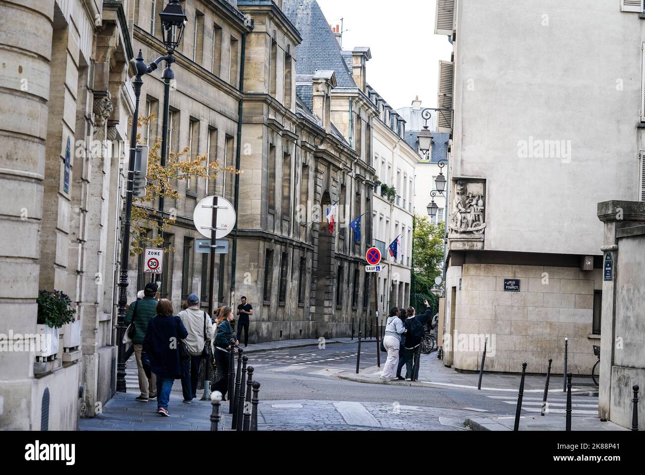 Historical streets of paris hi-res stock photography and images - Alamy