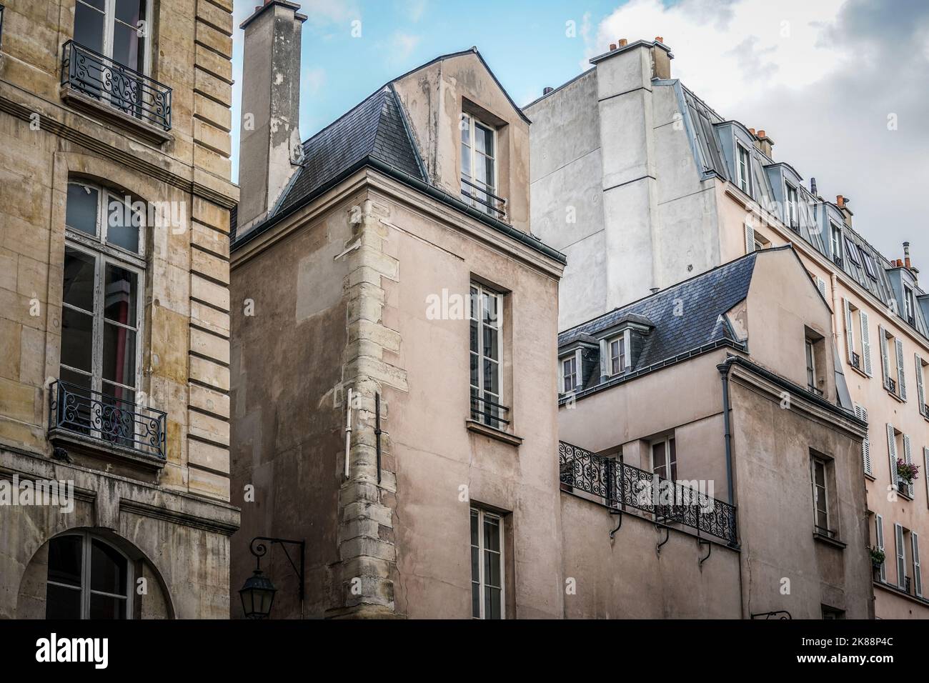 Streets and buildings in Paris Stock Photo - Alamy