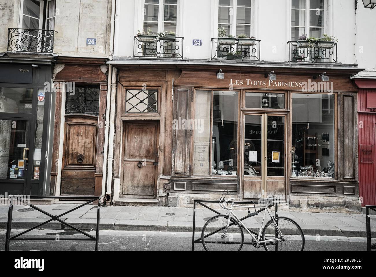 Streets and buildings in Paris Stock Photo - Alamy
