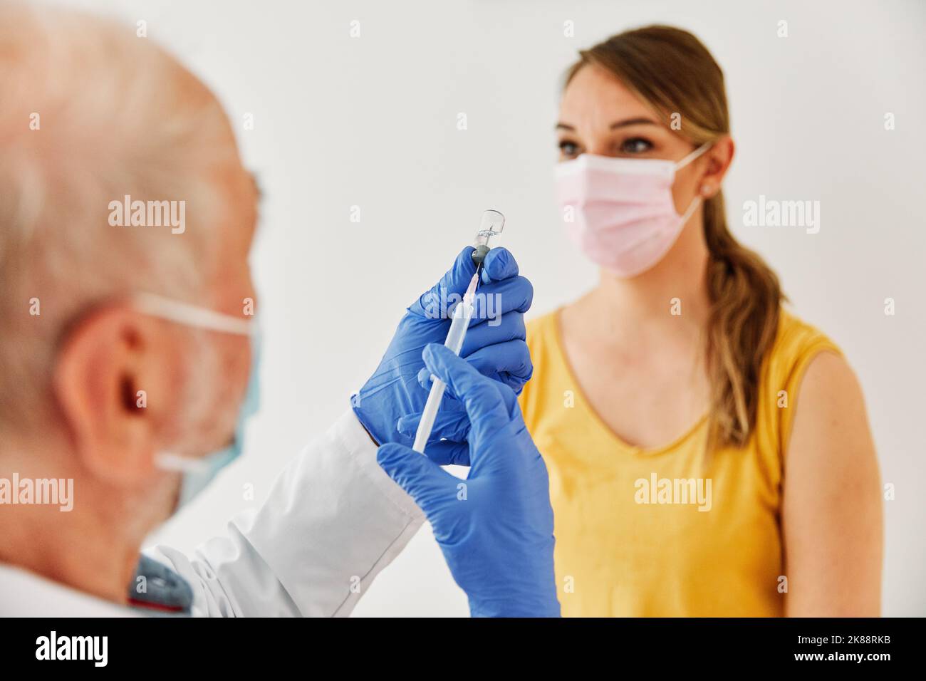 Doctor injection hi-res stock photography and images - Alamy