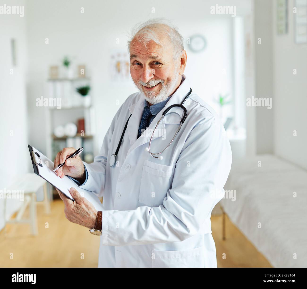 Elderly white male with doctor hi-res stock photography and images - Alamy