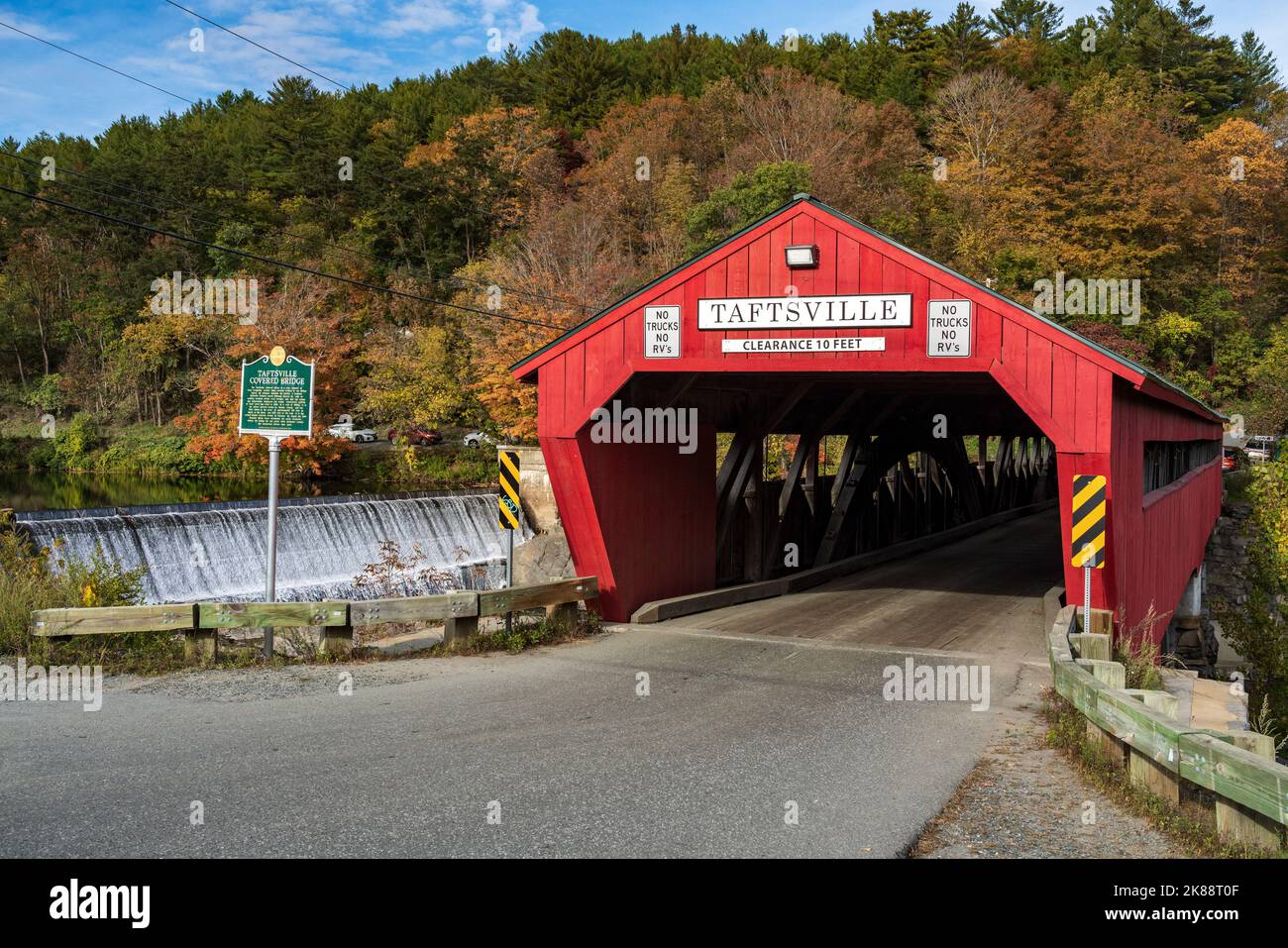 Bridge large leaf maple hi-res stock photography and images - Alamy