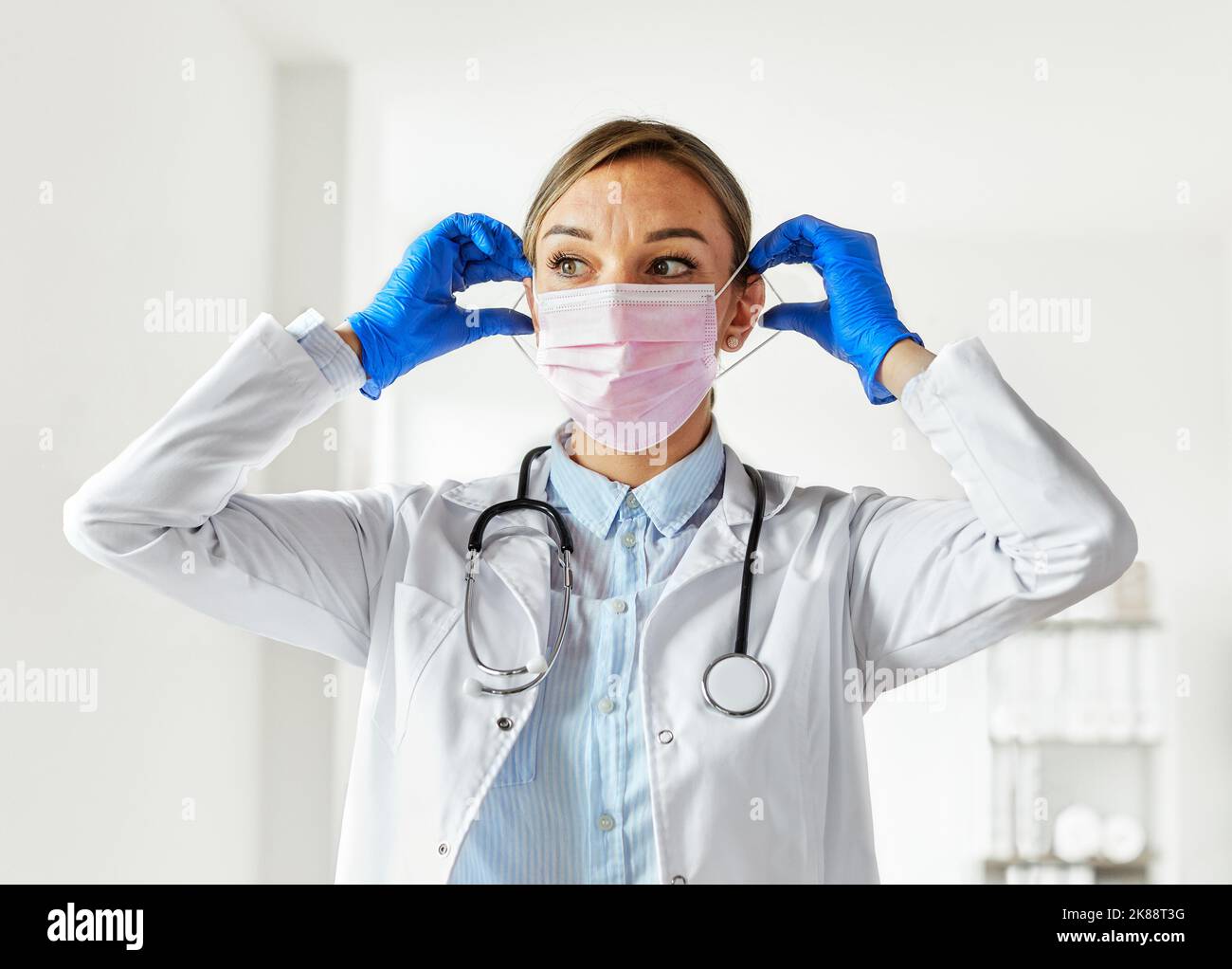 Doctor nurse wearing mask portrait hi-res stock photography and images ...