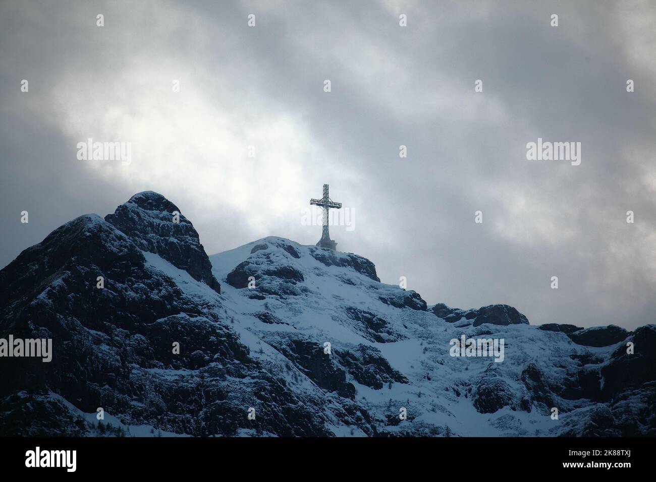 A Heroes' Cross on Caraiman Peak in the winter Stock Photo - Alamy