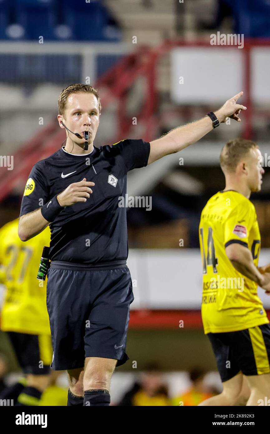 OSS, NETHERLANDS - OCTOBER 21: referee Ingmar Oostrum during the Dutch ...
