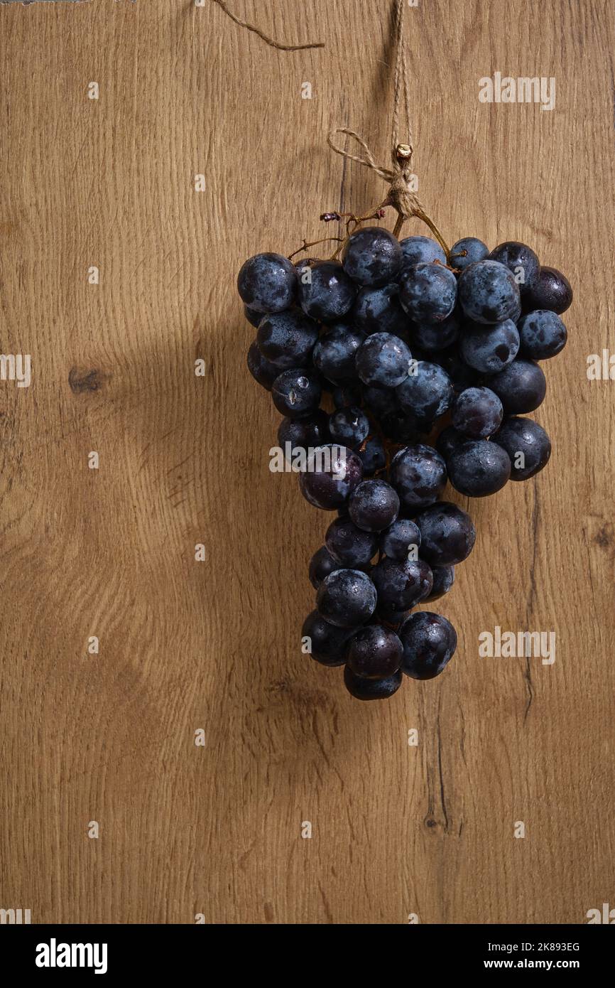 single bunch of grapes fruit Stock Photo - Alamy