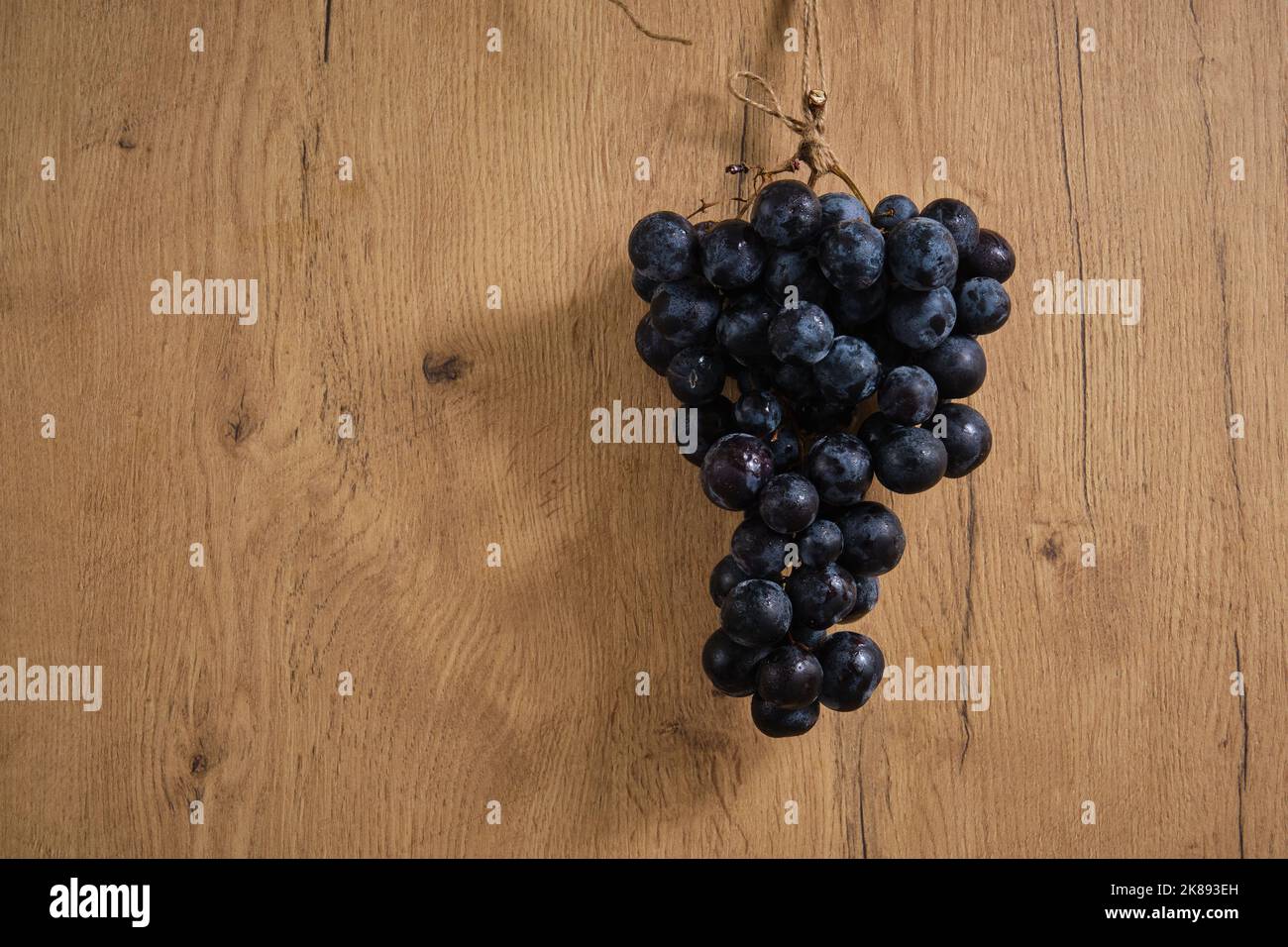 single bunch of grapes fruit Stock Photo - Alamy