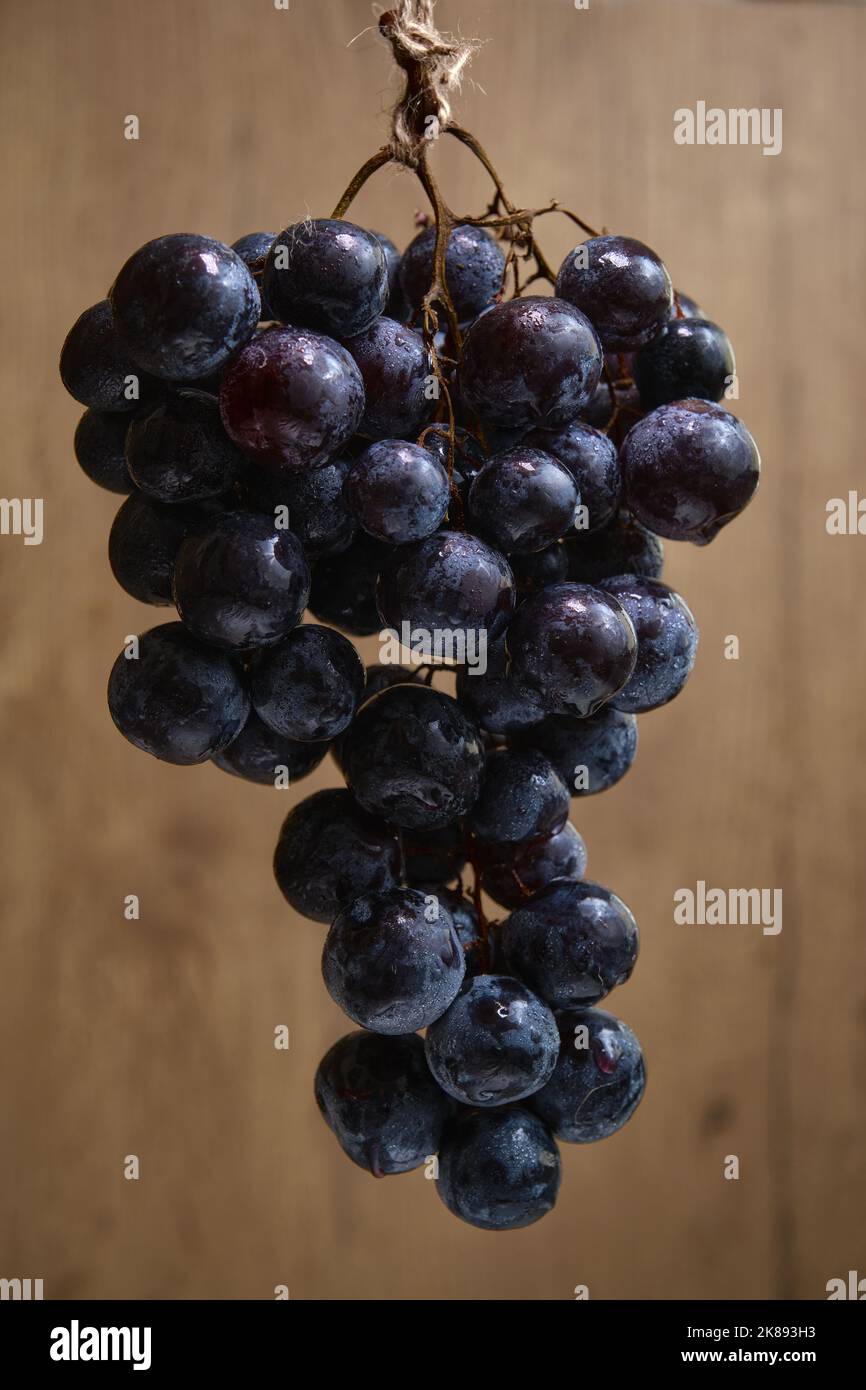 single bunch of grapes fruit Stock Photo - Alamy