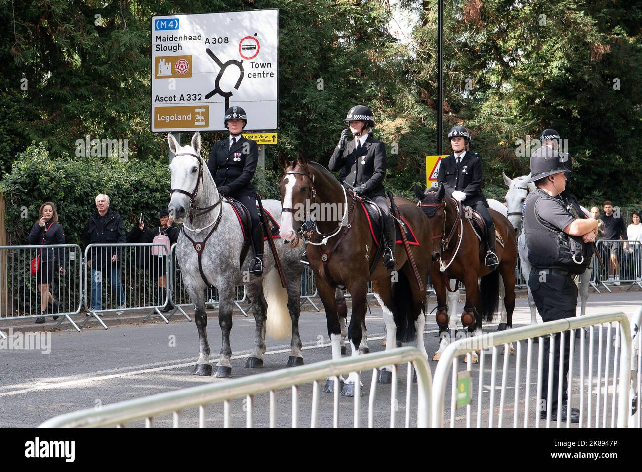 Windsor, Berkshire, UK. 19th September, 2022. Mounted Police including Thames Valley Police ...