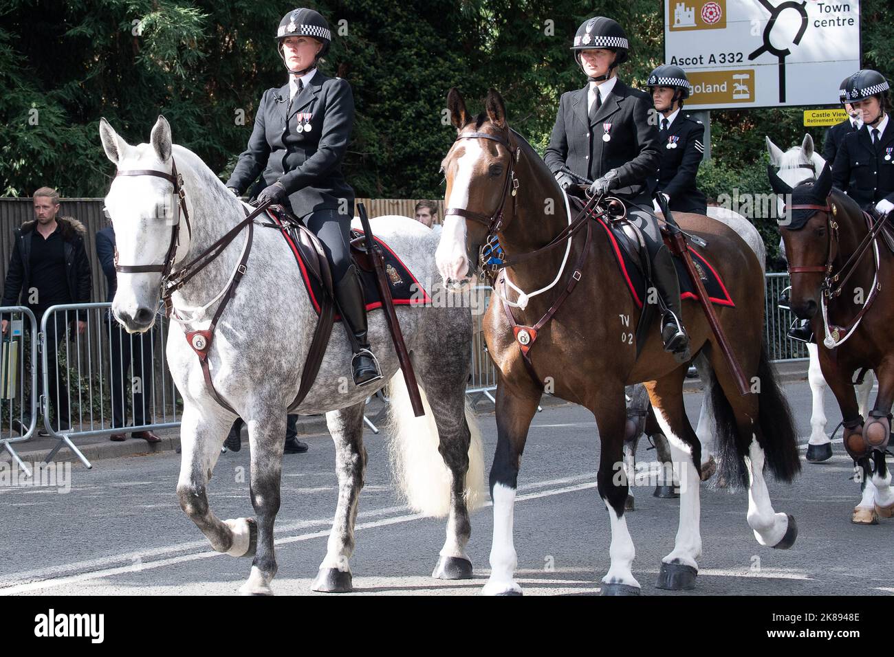 Windsor, Berkshire, UK. 19th September, 2022. Mounted Police including Thames Valley Police ...