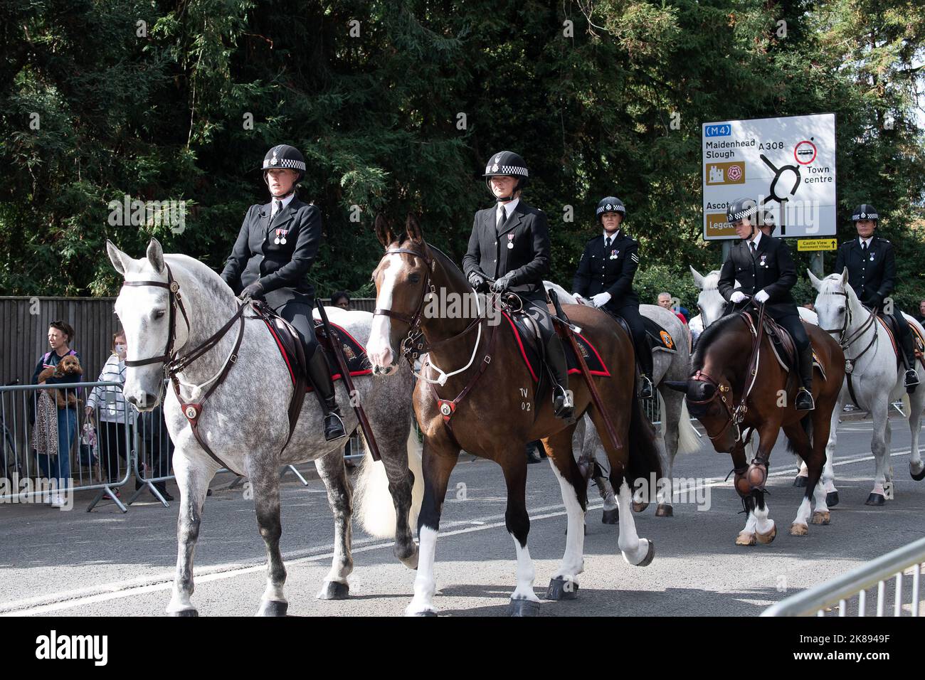 Windsor, Berkshire, UK. 19th September, 2022. Mounted Police including Thames Valley Police ...