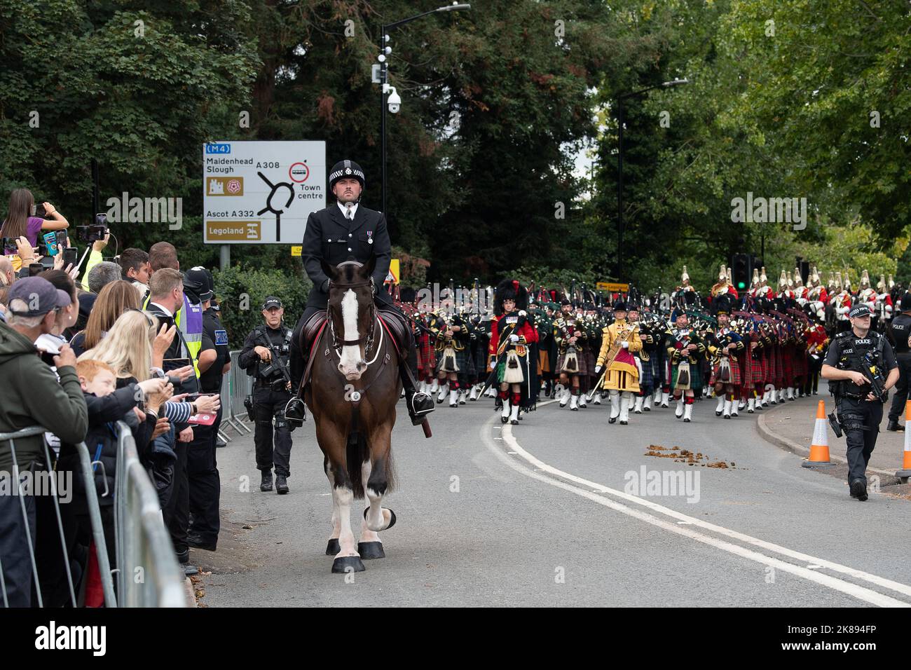 Windsor, Berkshire, UK. 19th September, 2022. Mounted Police including Thames Valley Police ...