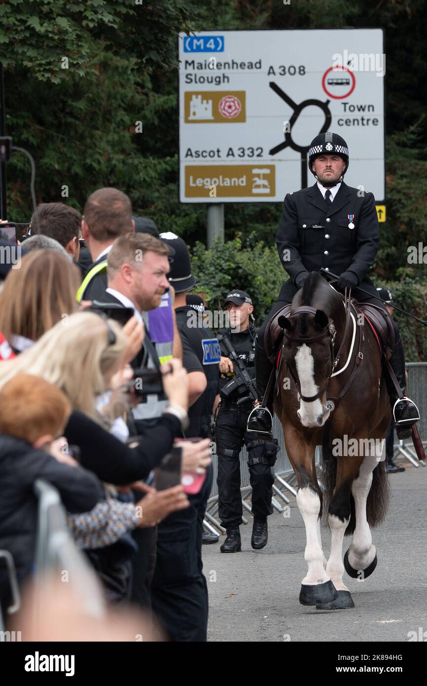 Windsor, Berkshire, UK. 19th September, 2022. Mounted Police including Thames Valley Police ...