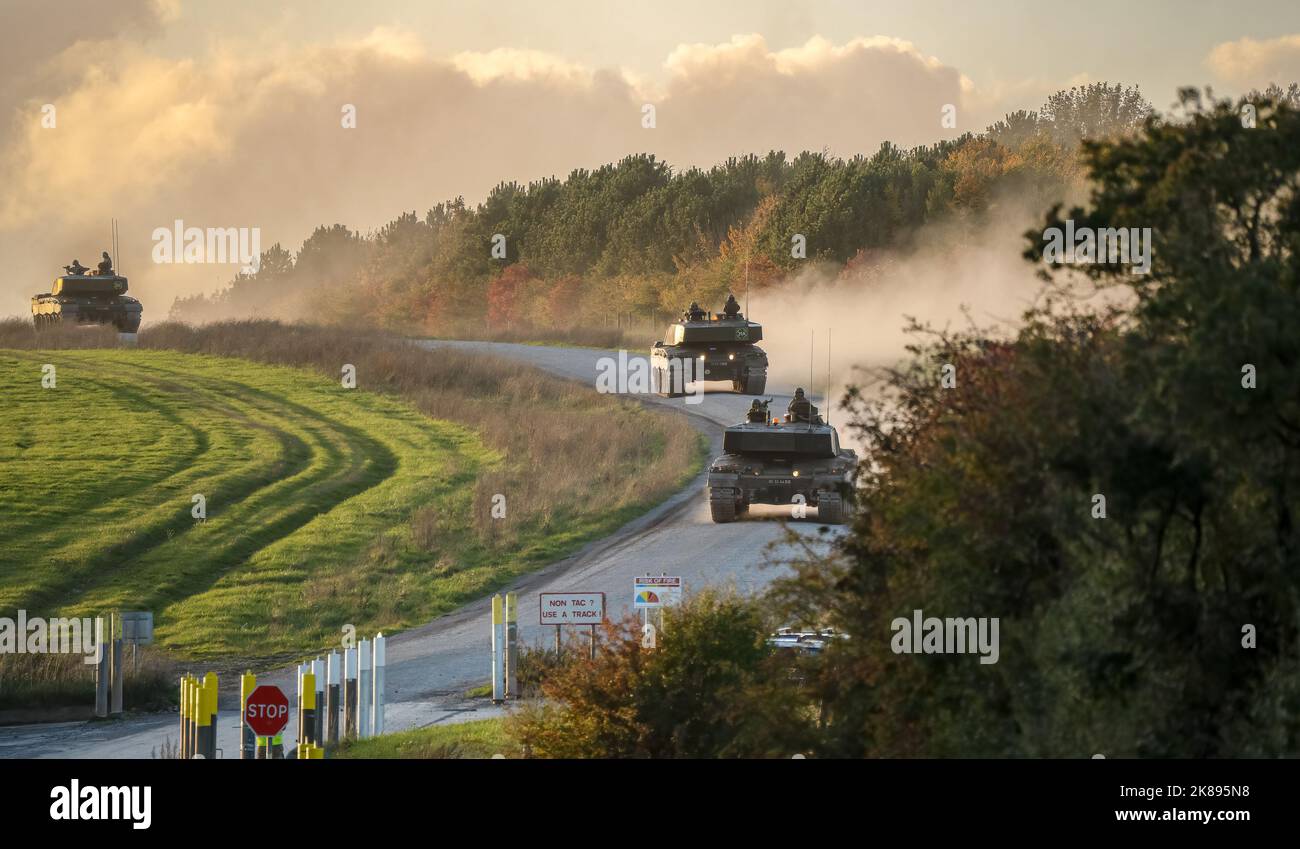 British army FV4034 Challenger 2 ii main battle tanks descend a country ...